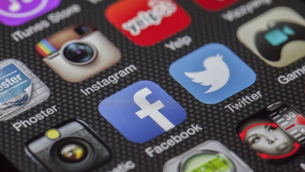 Soziale Medien, Verbot für unter 16-Jährige in Australien: Facebook ...